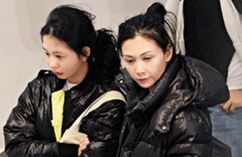 Chingmy Yau Creates a Scene While Leaving for Family Vacation ...