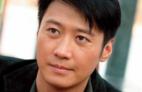 Leon Lai Parties With Female Admirers at Music Concert – JayneStars.com