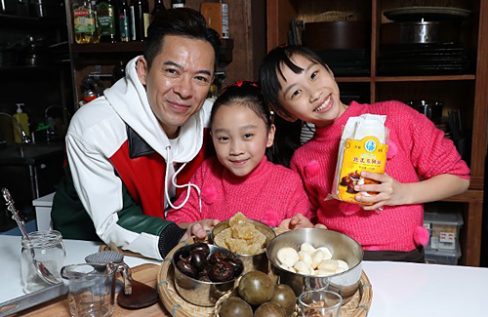 After Leaving TVB, Derek Kok Spends More Time with His Daughters ...